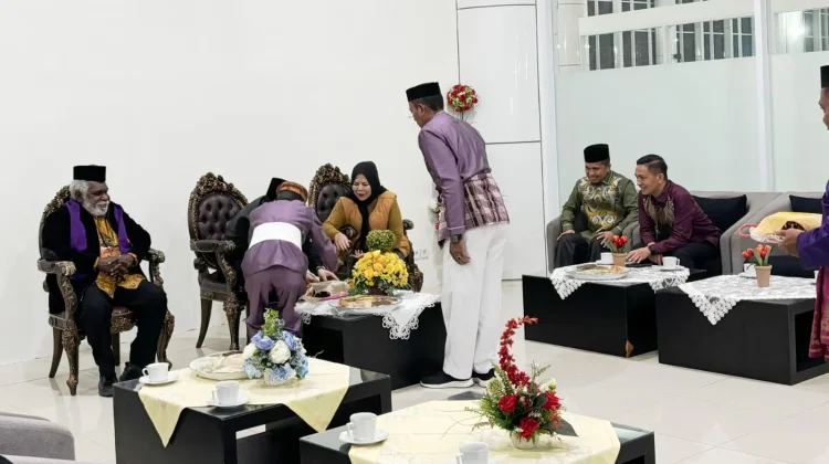 Prosesi Mopotilolo Sambut Tamu Kehormatan PENAS XVII di Gorontalo - RRI ...