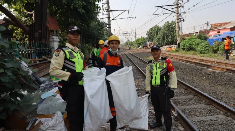 KAI Bersihkan Jalur Rel Pasar Senen–Gang Sentiong demi Keselamatan ...