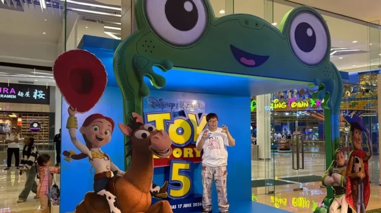 Instalasi Karakter Siap Menyambut Penayangan Film Toy Story 5 - RRI.co.id
