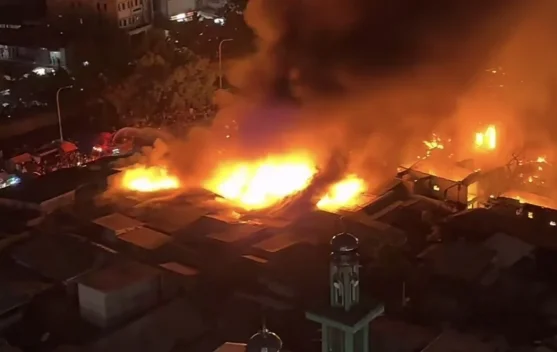 Kebakaran Rumah di Kemayoran, 100 Personel Damkar Masih Berjibaku ...