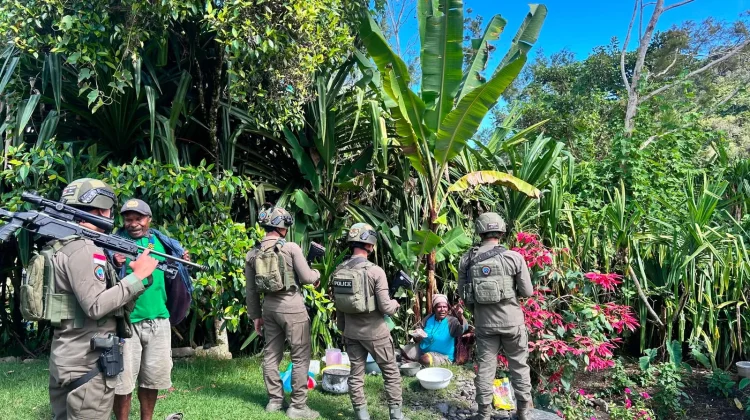 Satgas ODC Menggelar Patroli Humanis di Puncak Jaya - RRI.co.id