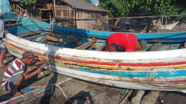 Sembilan Perahu Nelayan Rusak Dihantam Gelombang - RRI.co.id