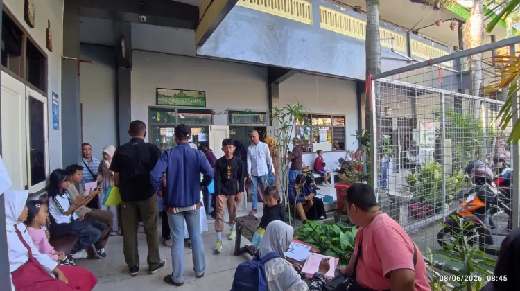 SPMB SMPN 2 Jember Ramai, Jalur Prestasi Mendominasi Pendaftar - RRI.co.id