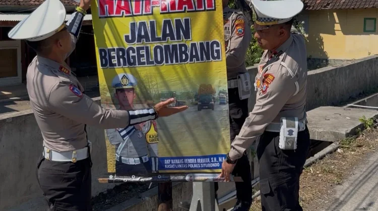 Satlantas Pasang Banner Imbauan Sepanjang Pantura - RRI.co.id