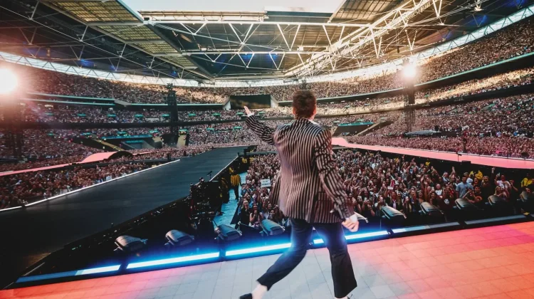 Nostalgia dan Rekor Baru Harry Styles di Stadion Wembley - RRI.co.id