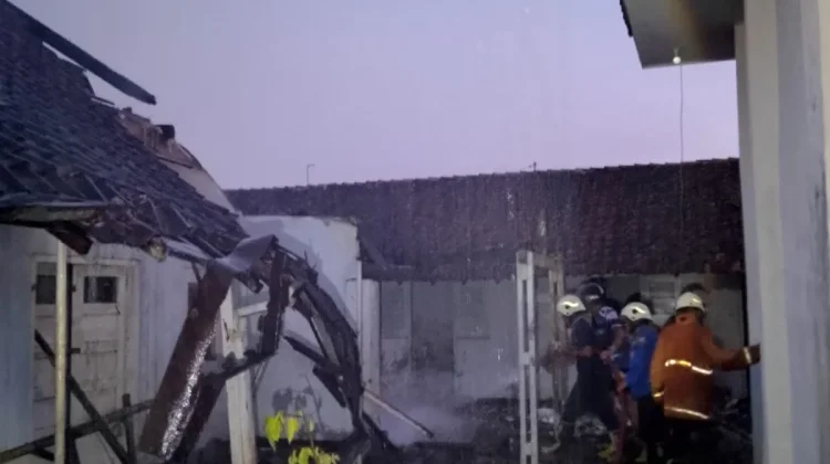 Kebakaran Gedung Tak Terpakai di Bondowoso Dipicu Pembakaran Sampah ...