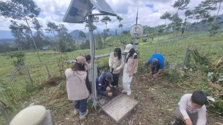 Perawatan Stasiun Seismik Raung Libatkan Mahasiswi Unud - RRI.co.id