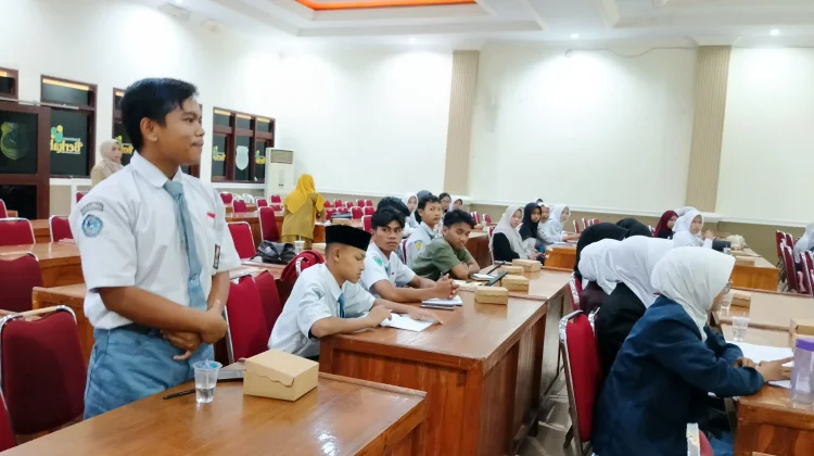 Puluhan Siswa Bondowoso Antusias Ikuti Pelatihan Public Speaking dan MC ...