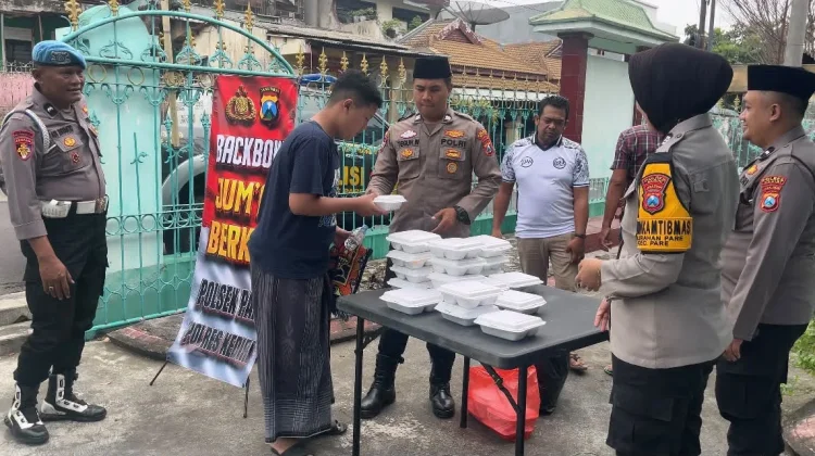 Peduli Masyarakat, Petugas Berbagi Berkah dengan Mobil Back Bone - RRI ...