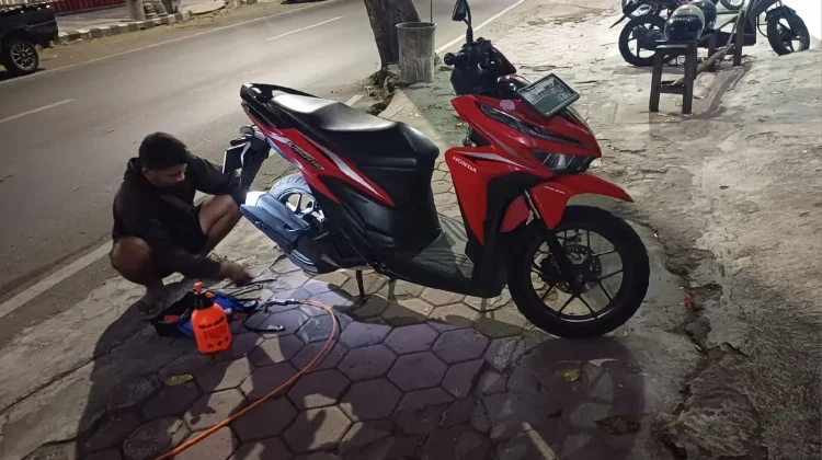 Bantu Pengendara Malam, Montir Ban Online Sigap Berikan Layanan - RRI.co.id
