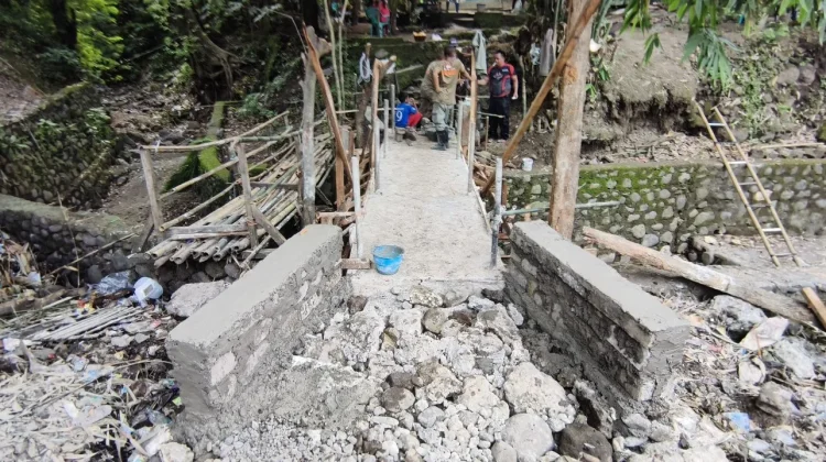 Pembangunan Jembatan Penghubung di Lipa Kabupaten Alor - RRI.co.id