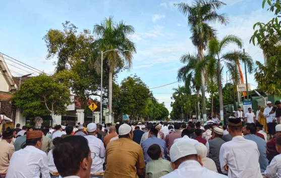 Idulfitri Lebih Awal, Warga Muhammadiyah Padati Islamic Center Kota ...