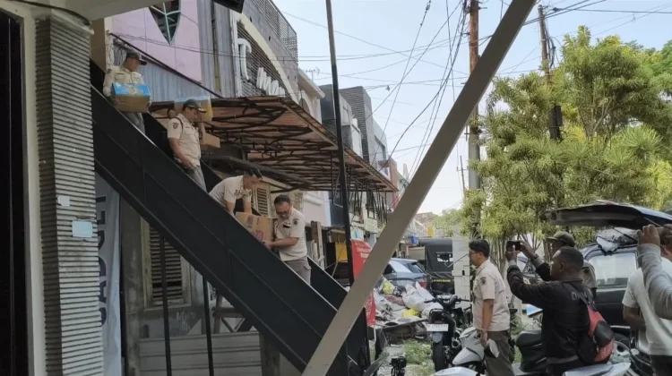 Satpol PP Kota Malang Tertibkan Izin Minol, Sita 97 Botol di Simpang ...