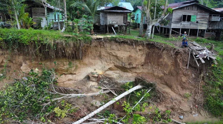 Longsor Apau Ping Kian Dekati Permukiman, Belasan Rumah Terancam - RRI ...