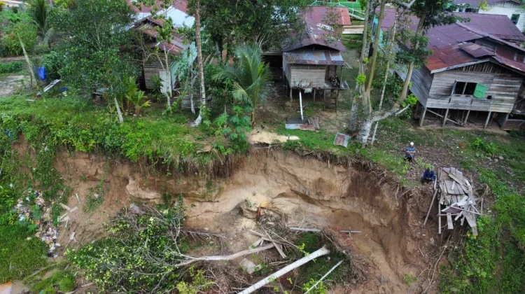 Cuaca Ekstrem Picu Longsor Apau Ping, Permukiman Tepi Sungai Kian ...