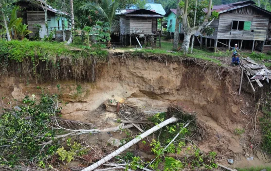 Longsor Apau Ping Kian Dekati Permukiman, Belasan Rumah Terancam - RRI ...