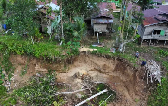 Cuaca Ekstrem Picu Longsor Apau Ping, Permukiman Tepi Sungai Kian ...