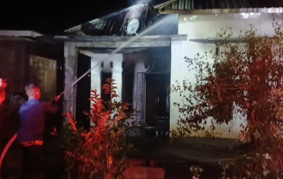 Warga Tarano Diduga Bakar Rumah Sendiri - RRI.co.id