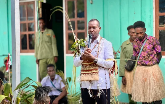 Gubernur Apolo Tatap Muka dan Dialog Dengan Warga Kampung Ihalik - RRI ...