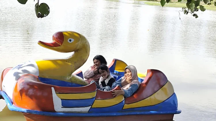 Musim Libur Sekolah, Wahana Bebek Dayung Jadi Rebutan - RRI.co.id