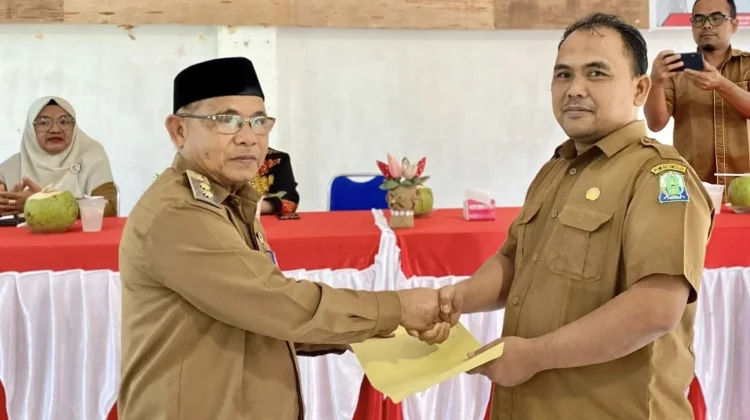 Wakil Bupati Simeulue Serahkan SK Plt Camat Simeulue tengah - RRI.co.id