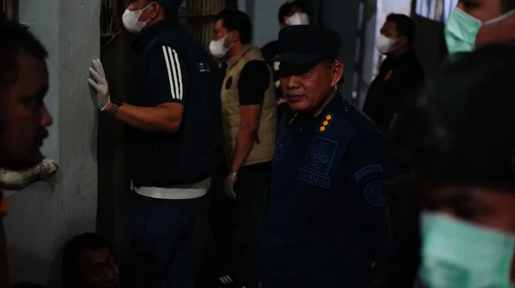 Razia di Lapas Pekanbaru, Petugas Sita HP dan Belasan Senjata Tajam ...