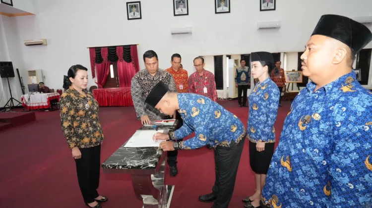 Lantik Kepsek, Karolin Minta Pendataan Maksimal agar Tak Ada Siswa ...