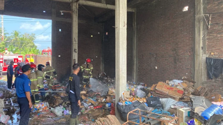 Teras Rumah di Sruweng Kebumen Terbakar, Diduga Pemicunya Puntung Rokok ...