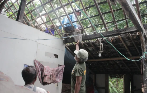 Nurcholis Gotong Royong Bantu Renovasi Rumah Sarnewi - RRI.co.id