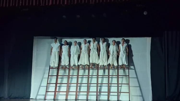 Tangga Jadi Simbol Ketahanan dalam 'Under the Volcano' di Venesia - RRI ...