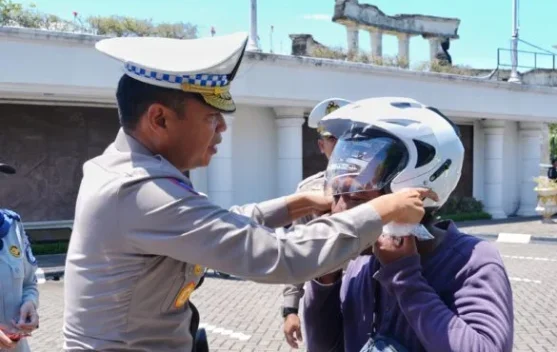 Pengendara Motor Wajib Tahu! Tak Pakai Helm SNI Terancam Sanksi Ini ...