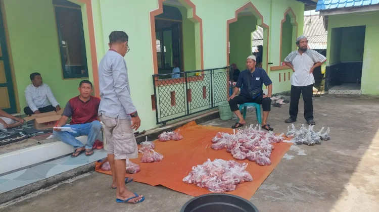 Surau Miftahul Janah Air Payang Salurkan Daging Qurban - RRI.co.id