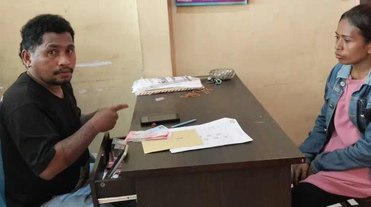 PT Pos Indonesia Saumlaki Salurkan Bansos PKH - RRI.co.id