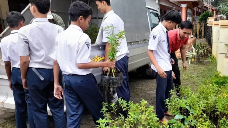 Menuju Adiwiyata, SMP 3 Satu Atap Wonosoco Kudus Percantik Lingkungan ...