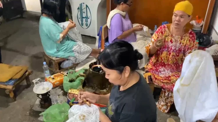 Nilai Dolar Melonjak, Perajin Batik Pekalongan Menjerit Biaya Produksi ...