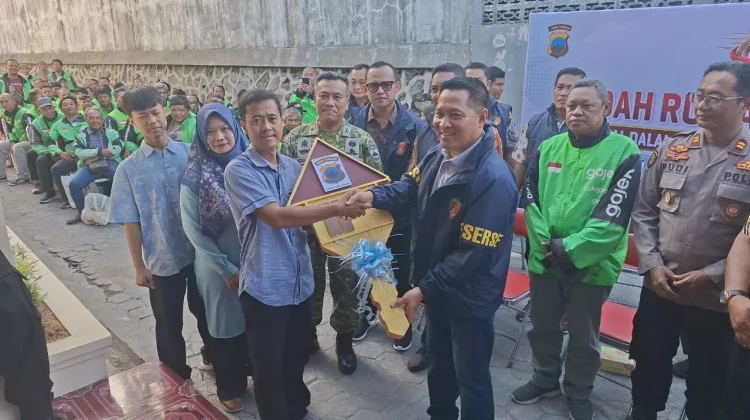 Polda Jateng Bedah Rumah Milik Pengemudi Ojol Korban Kebakaran - RRI.co.id
