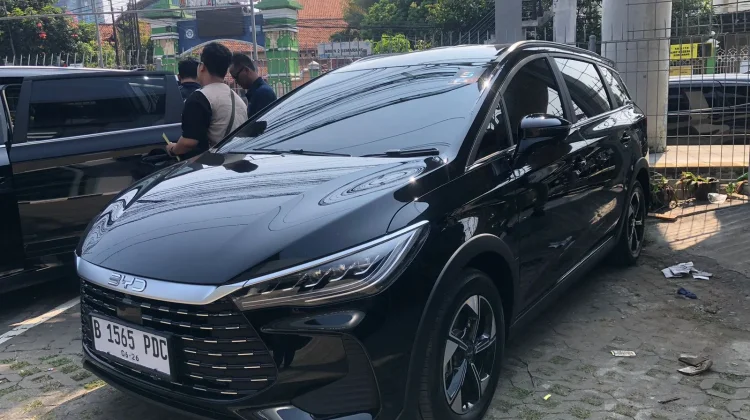 BYD Kenalkan M6 Cross Hybrid, Solusi Transisi dari Mobil Bensin ke EV ...