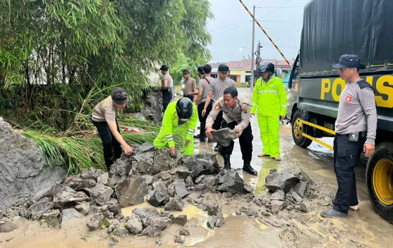 Anggota Polrestabes Semarang Bantu Warga Terdampak Banjir di Tembalang ...
