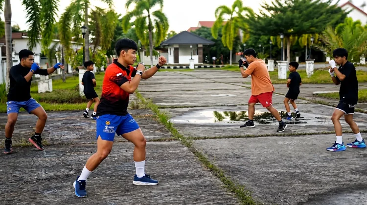 Fasilitas Terbatas, Atlet Kickboxing Kubar Berlatih di Lapangan Terbuka ...