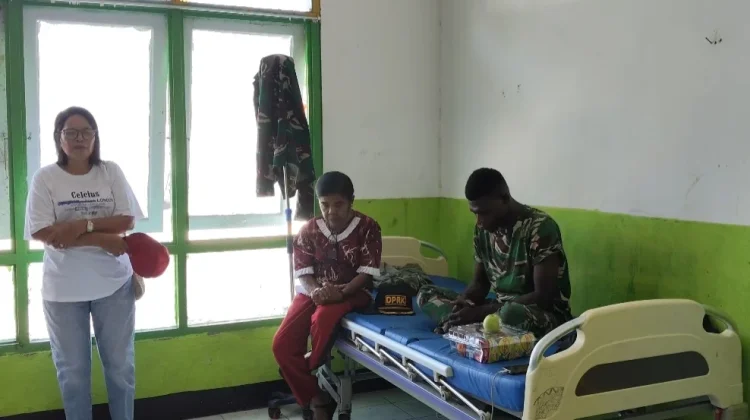 Pimpinan DPRK Waropen Berbagi Kasih Paskah Bersama TNI - RRI.co.id