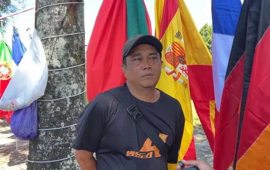 Menjelang Piala Dunia Pedagang Musiman Atribut Piala Dunia Ramai Yapen ...