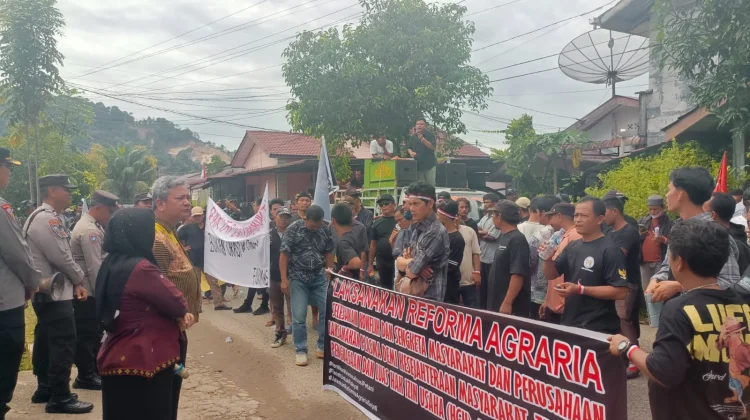 Formas Kecewa Pelayanan dan Desak Kepala BPN Mundur - RRI.co.id