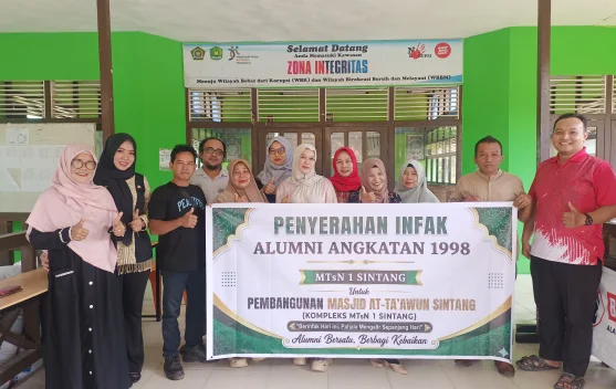 Alumni MTsN Sintang Salurkan Donasi - RRI.co.id