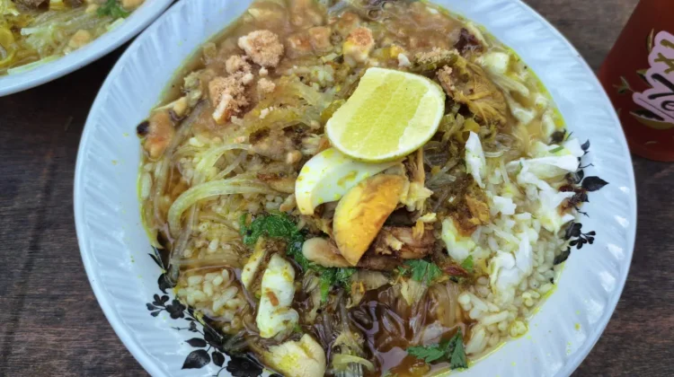 Soto Ayam: Menu Sarapan Hangat Paling Diburu di Pagi Hari - RRI.co.id
