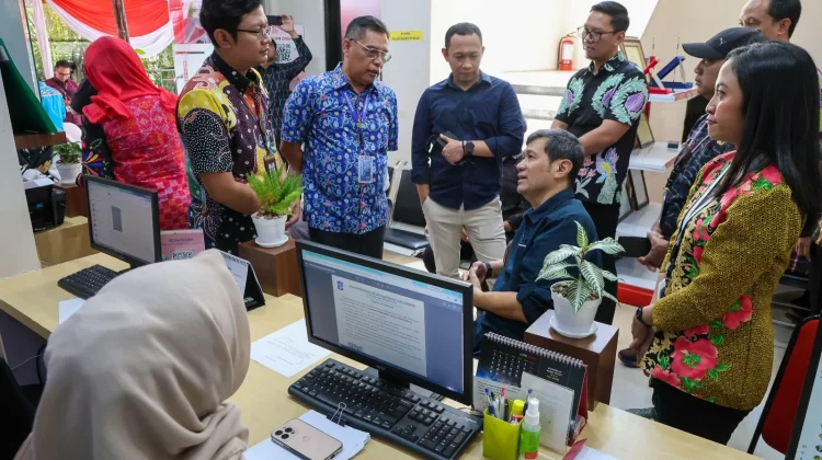 Pilot Project Nasional, Surabaya Terapkan Perlinsos Digital Bansos ...