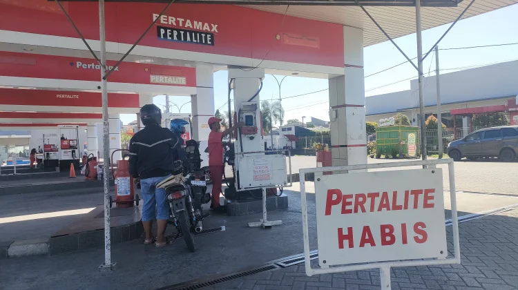 Pertalite Habis di SPBU Waru, Warga Terpaksa Beralih ke Pertamax yang ...