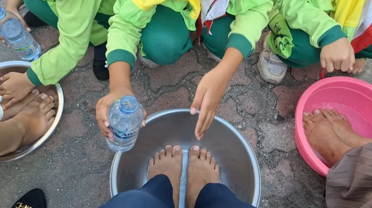 Dukung Rekor MURI, TK Islamic Centre Gelar Kegiatan Basuh Kaki Ibu ...