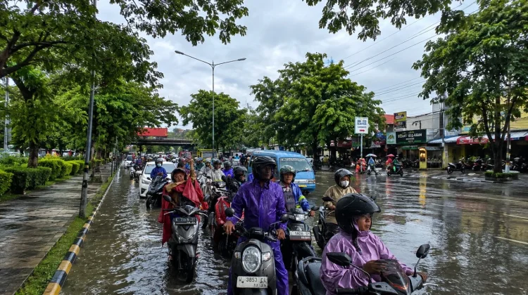 DSDABM: Hujan Deras dan Pasang Air Laut Picu Genangan di Surabaya - RRI ...