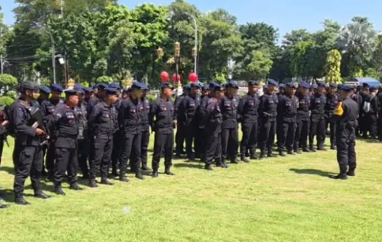 Sebanyak 2.200 Personel Gabungan Amankan Aksi Demo di Surabaya - RRI.co.id