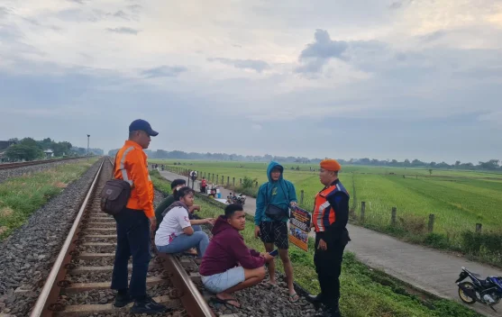 KAI Daop 8 Surabaya Imbau Anak Tidak Bermain di Jalur Kereta saat Libur ...